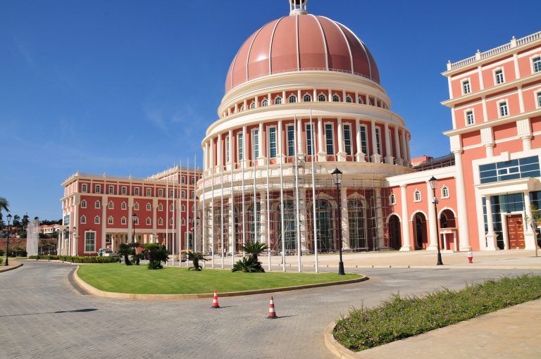 Edifício Sede da Assembleia Nacional de Angola em Luanda - Teixeira ...