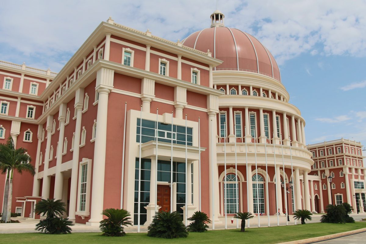 Edifício Sede da Assembleia Nacional de Angola em Luanda - Teixeira ...