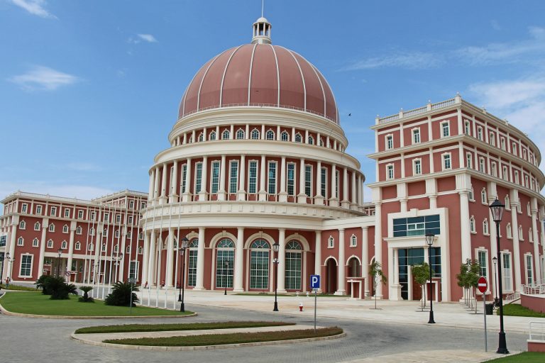 Edifício Sede da Assembleia Nacional de Angola em Luanda - Teixeira ...